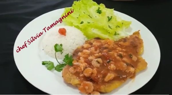 Filé de peixe ao molho de camarão Filé de peixe ao molho de camarão