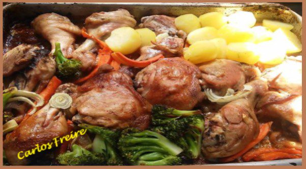 Frango Assado no Forno com legumes.