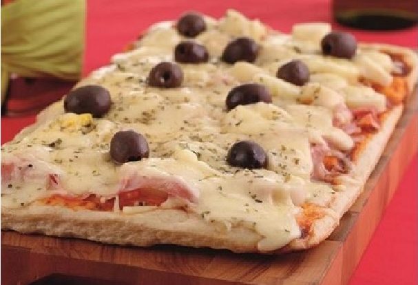 PIZZA A MODA - Com borda de catupiry, e outra de muçarela e tomate!